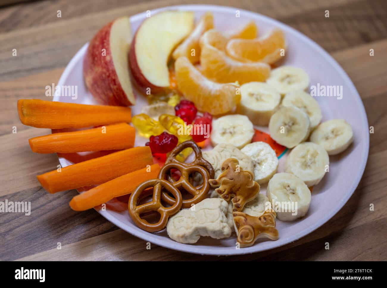 ILLUSTRATION - 08 November 2023, Saxony, Leipzig: ILLUSTRATION - A plate of snacks, fruit ...