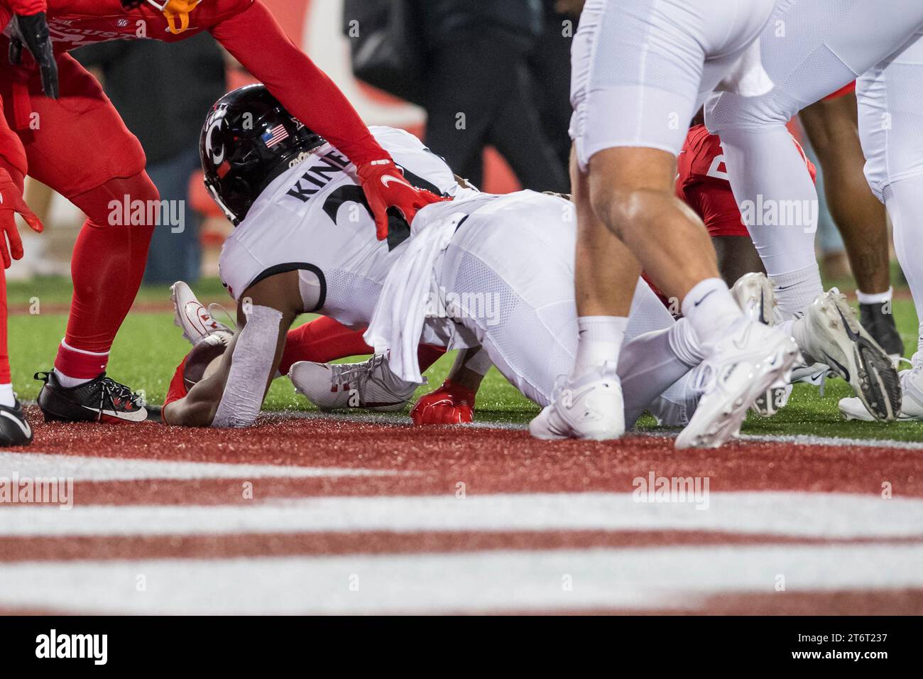 November 11, 2023: Cincinnati Bearcats running back Corey Kiner (21 ...