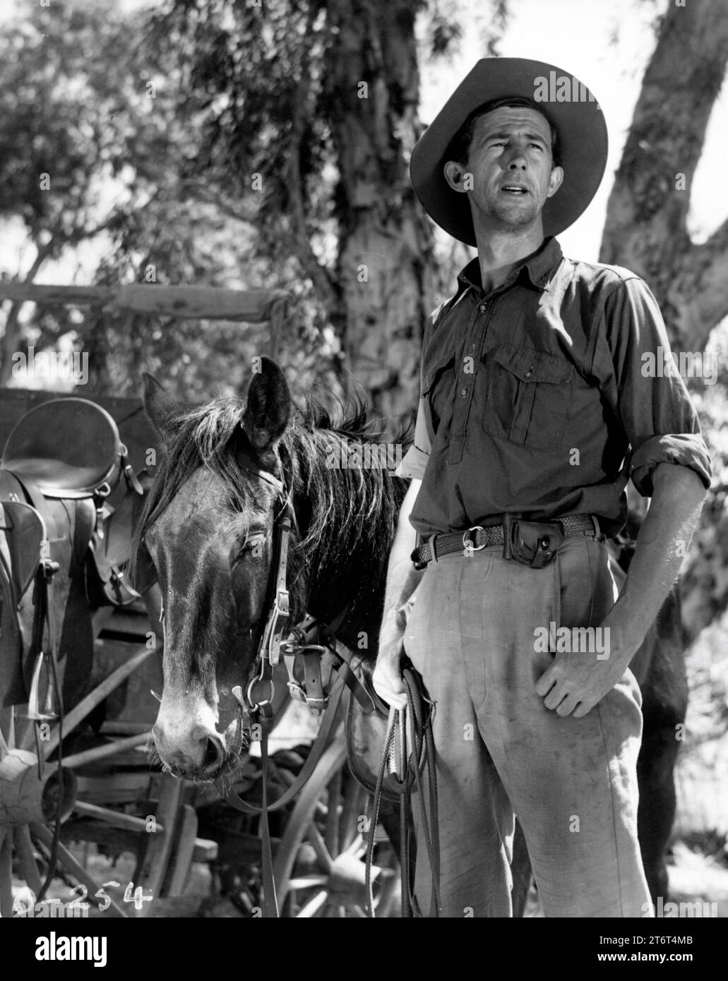CHIPS RAFFERTY in THE OVERLANDERS 1946 director / writer HARRY WATT ...