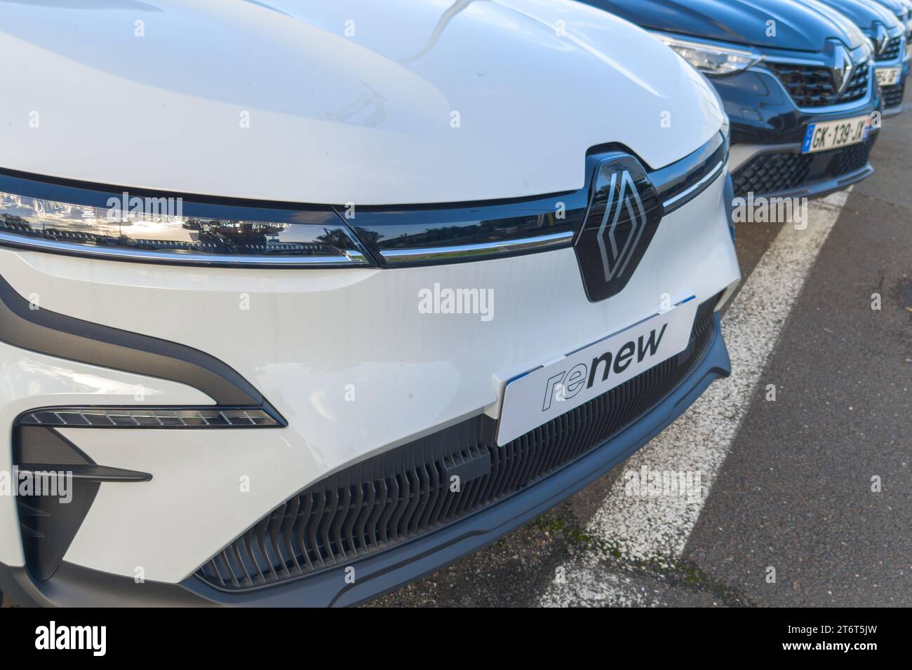 Bordeaux , France - 11 04 2023 : Renault renew text brand and sign logo ...