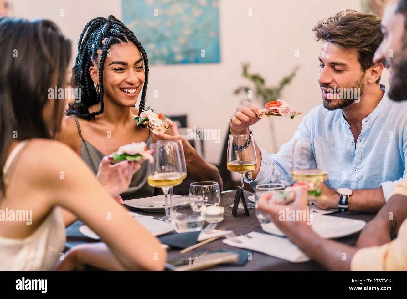Friends around dining table hi-res stock photography and images - Alamy