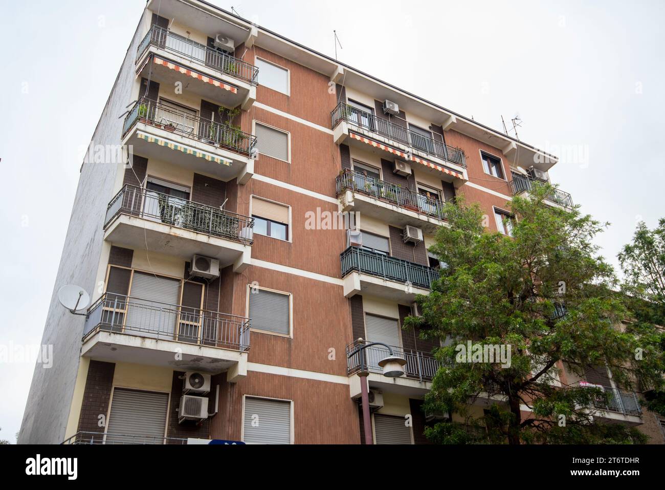 Flat top buildings hi-res stock photography and images - Alamy