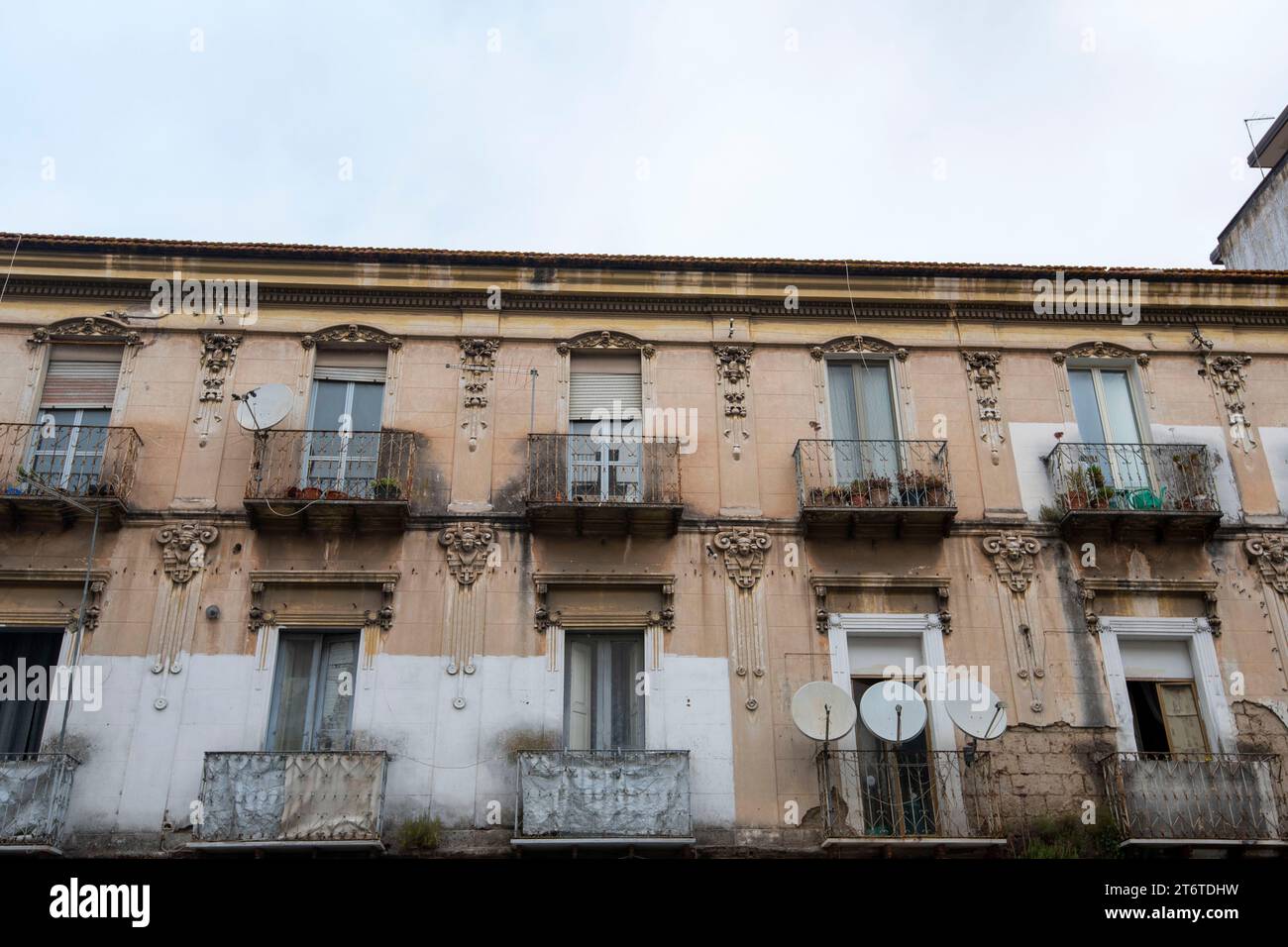 Flat top buildings hi-res stock photography and images - Alamy