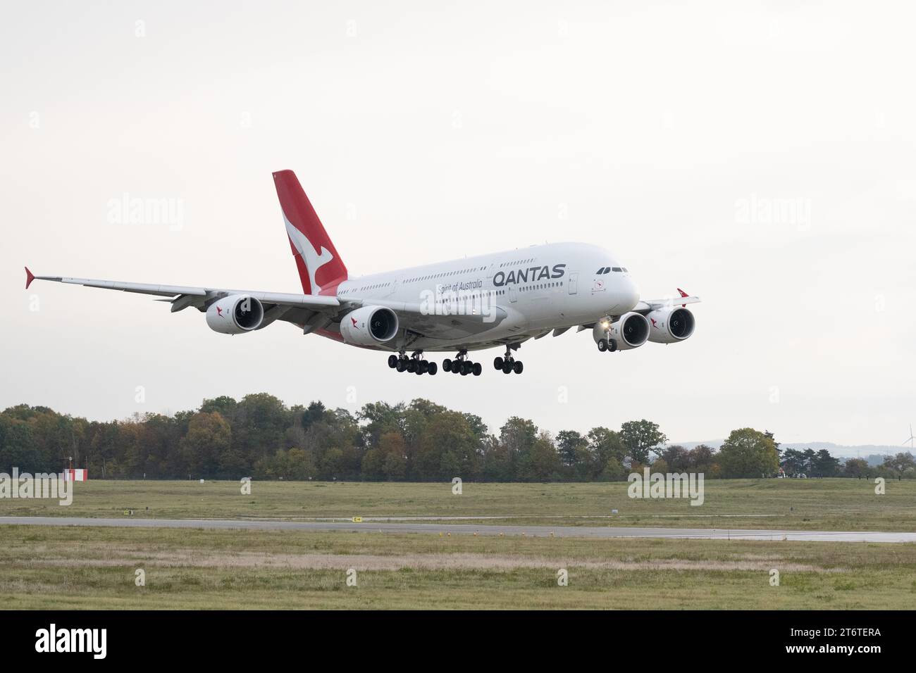 12 November 2023, Saxony, Dresden: A Qantas Airways Airbus A380 lands ...