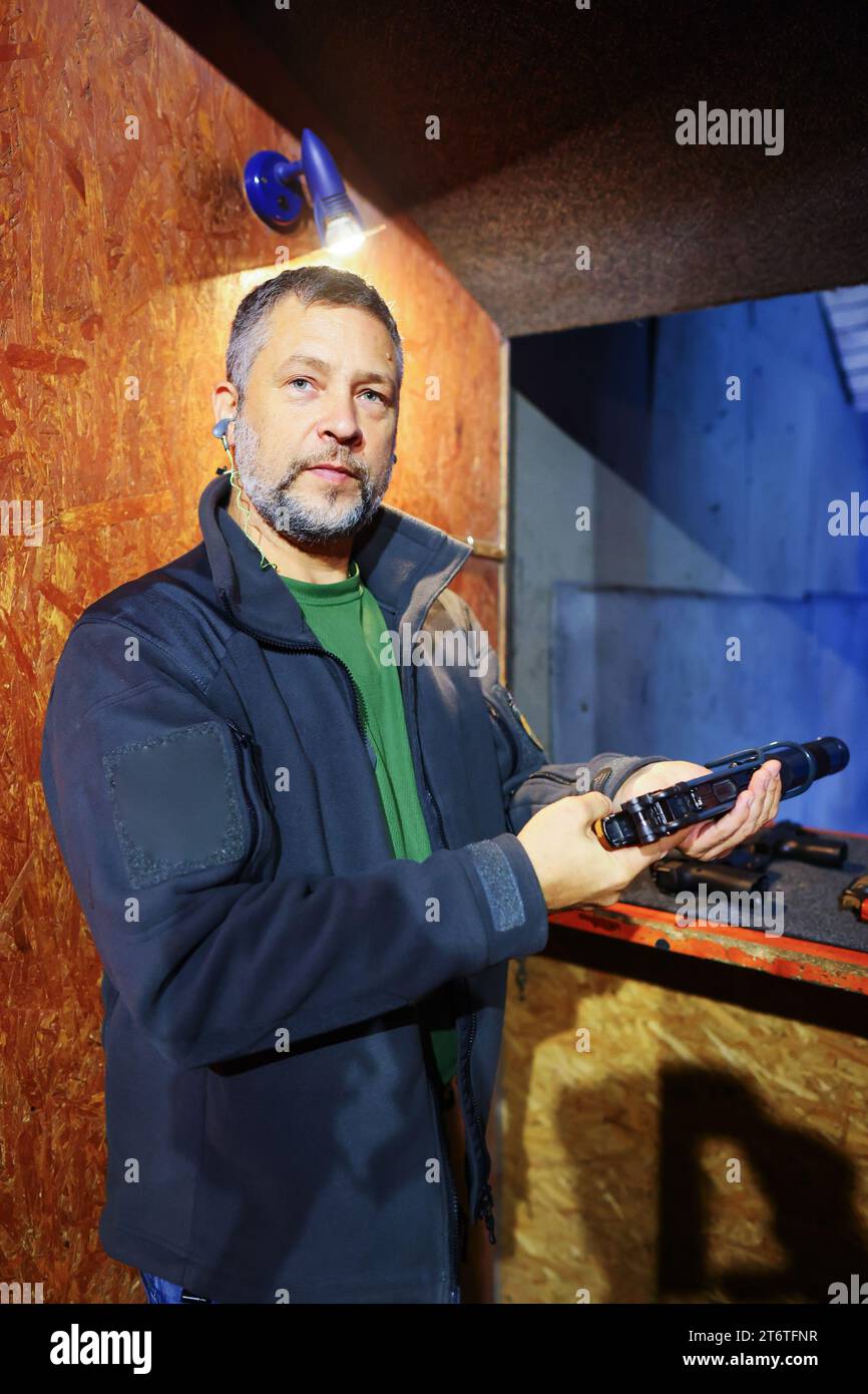 shooting instructor explains how to use a pistol Stock Photo - Alamy