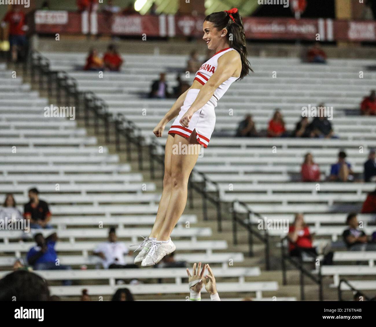 Cheerleader stunt hi-res stock photography and images - Alamy