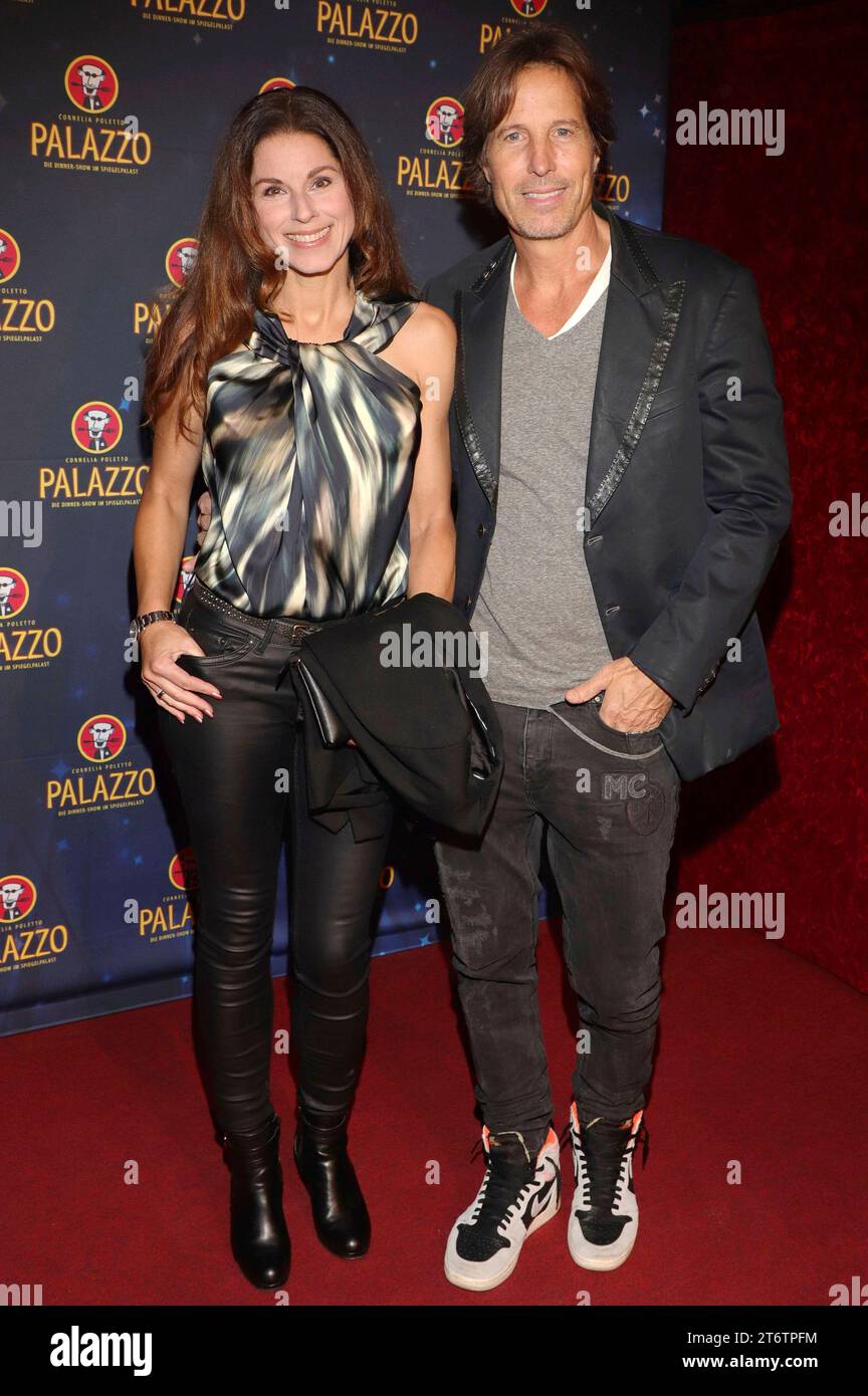 Hakim-Michael Meziani mit Ehefrau Anja Meziani bei der Premiere der ...