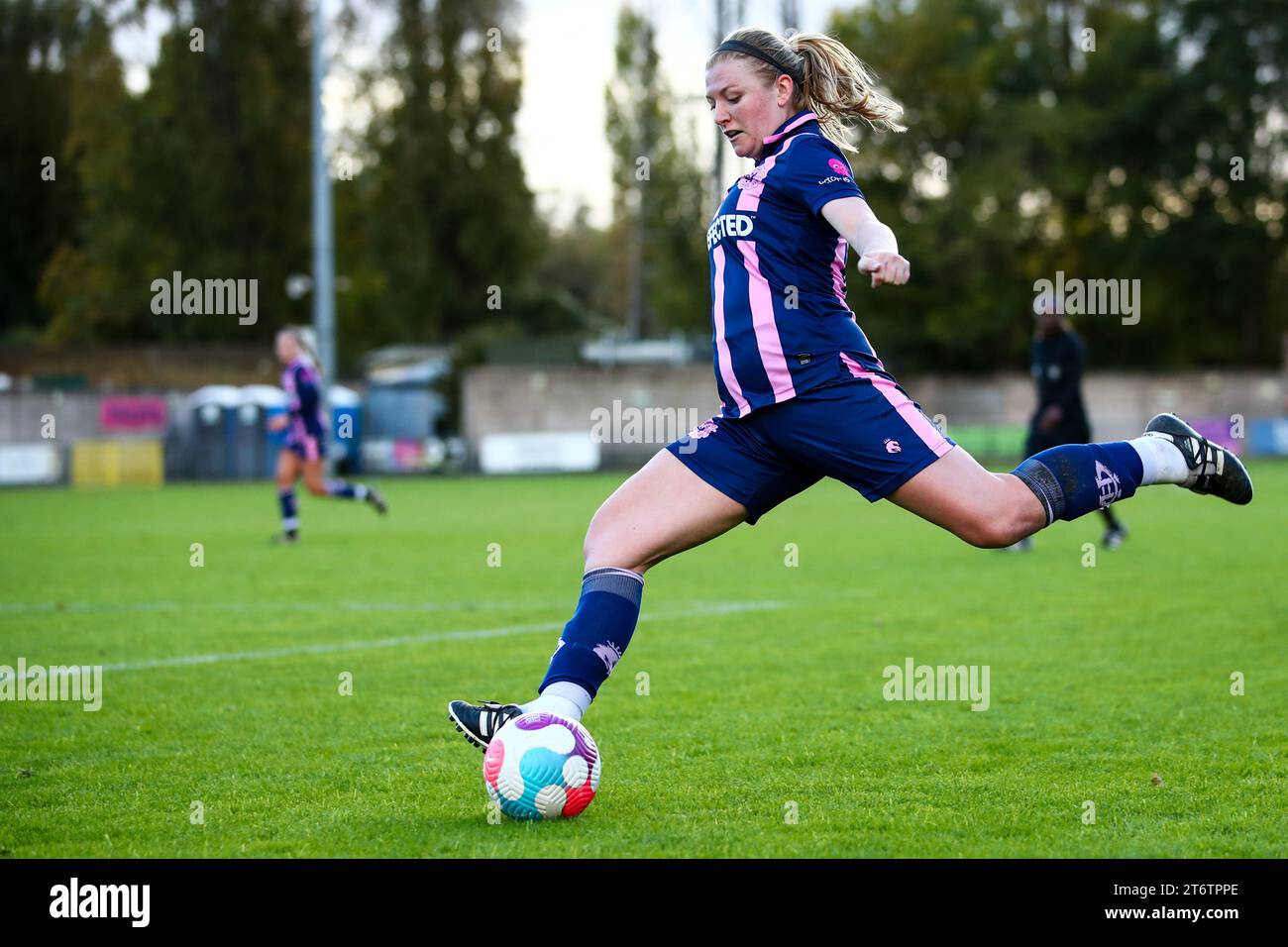 Erin Corrigan (12 Dulwich Hamlet) in action Stock Photo - Alamy