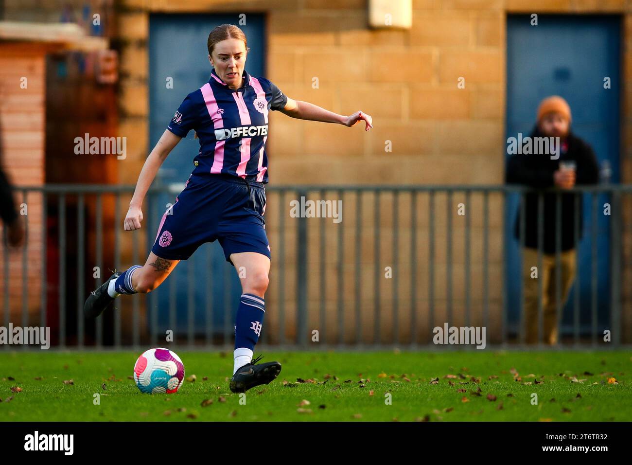 Ceylon Hickman (13 Dulwich Hamlet) in action Stock Photo - Alamy
