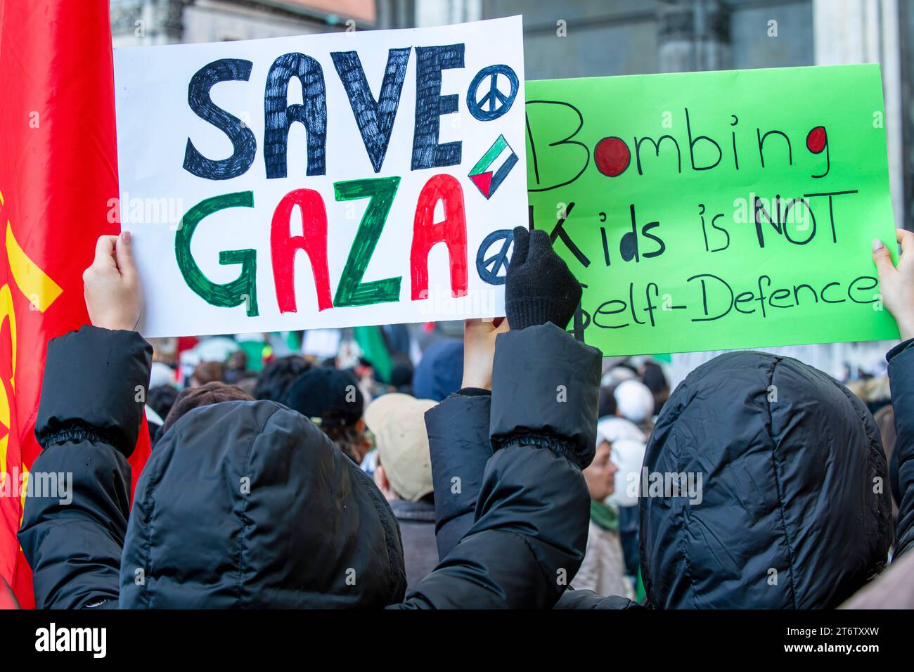 Plakate bei Pro-Palästina-Demo, Demozug vom Odeonsplatz zum Siegestor ...
