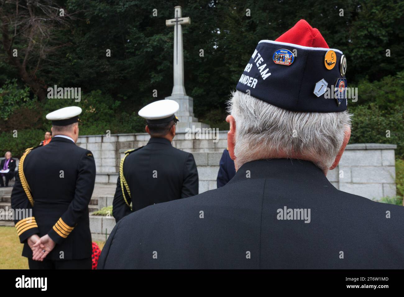 A United States military veteran lines up with militarl personnel in ...