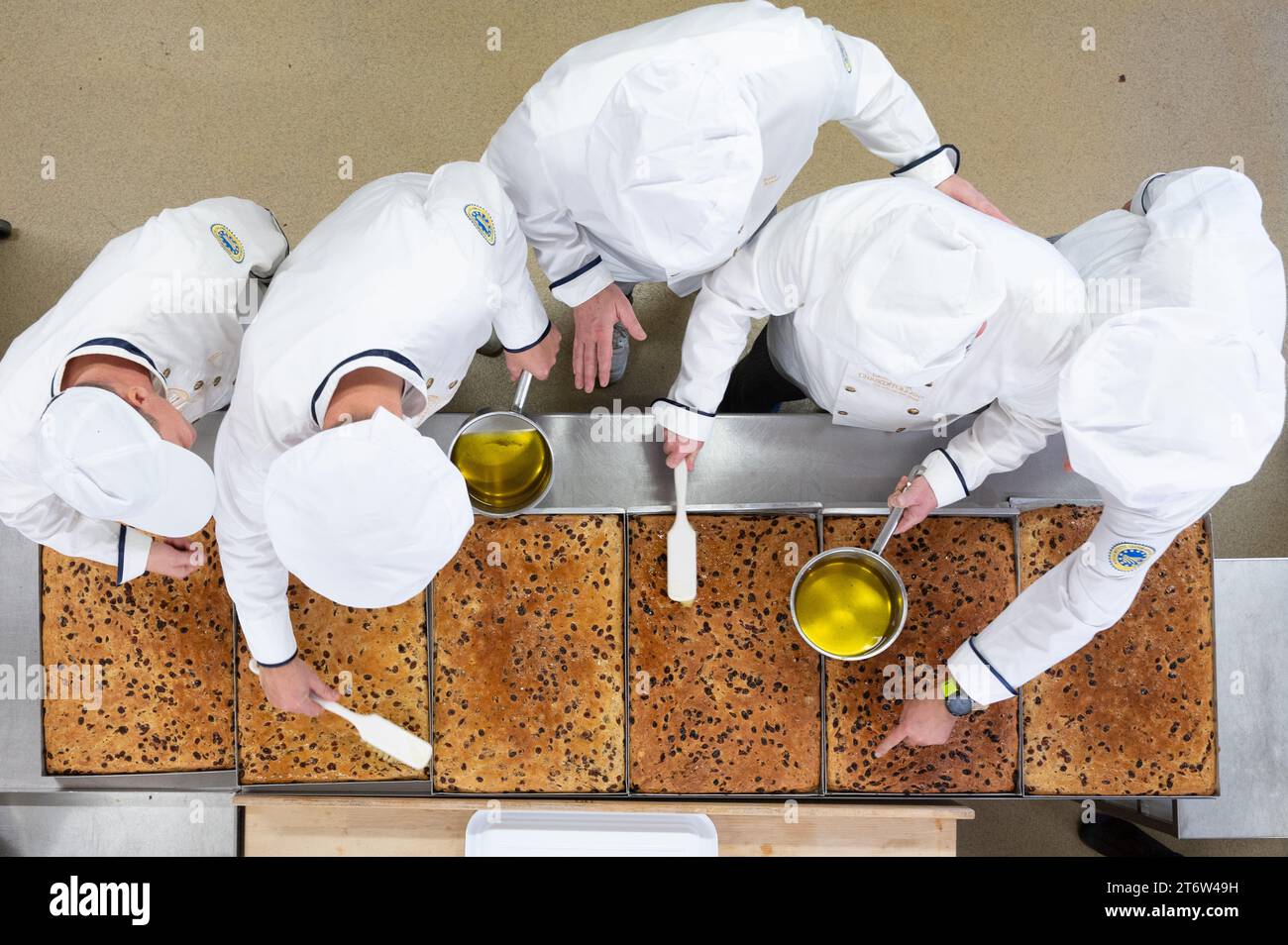 dpatop - 12 November 2023, Saxony, Dresden: The bakers from the Dresden ...