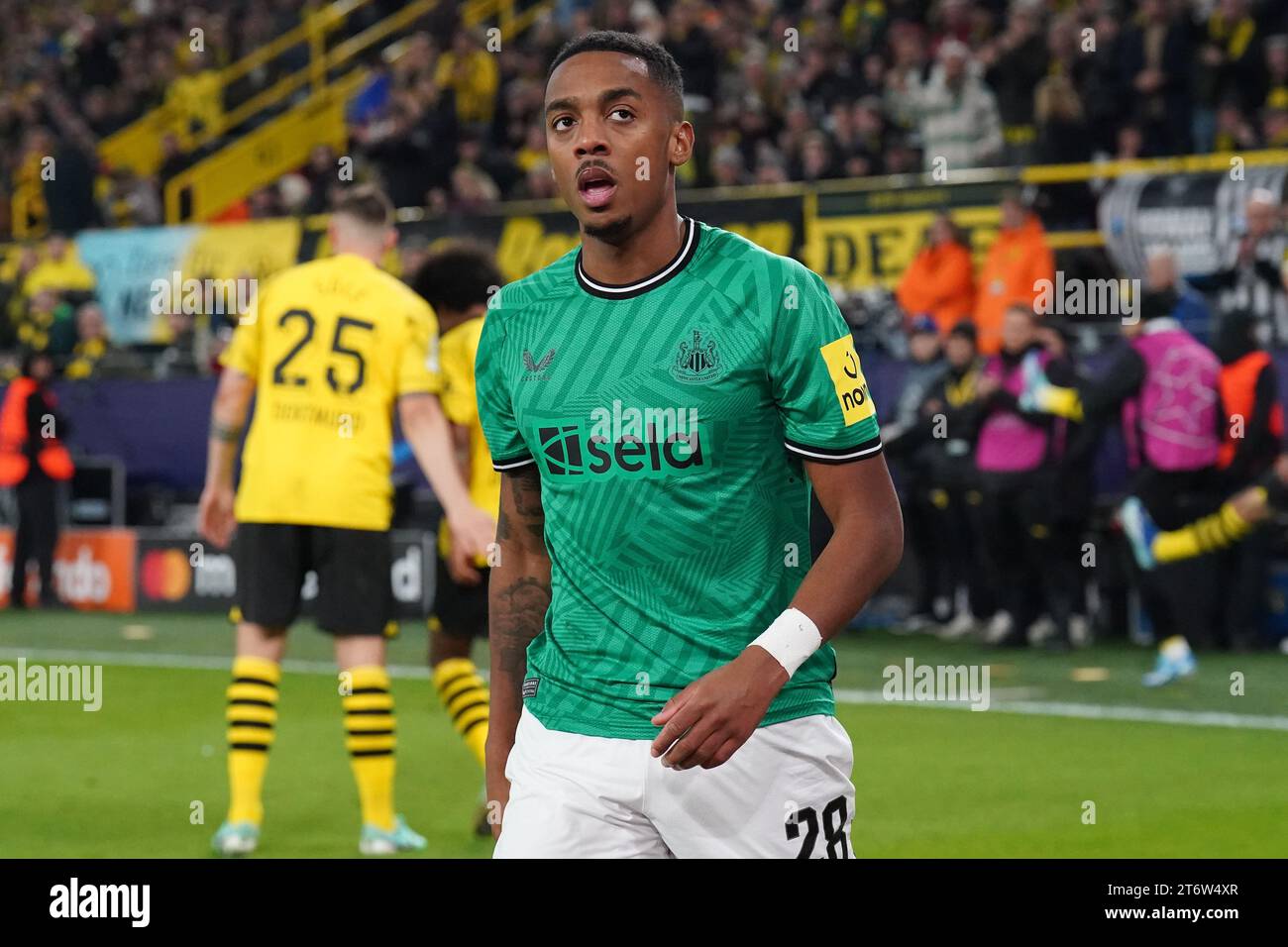 Newcastle United midfielder Joe Willock (28) during the Borussia ...