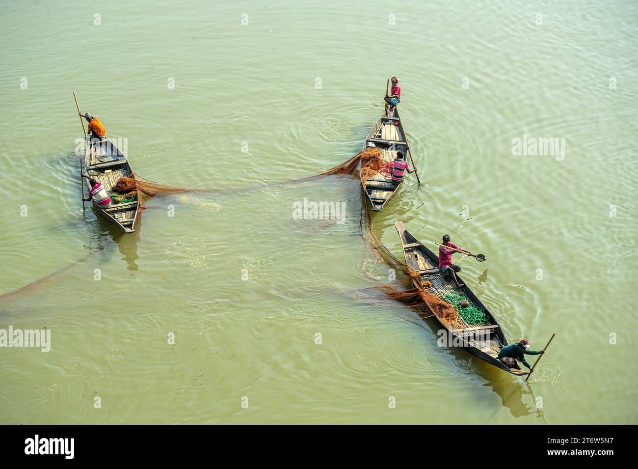 Non Exclusive: 08 November 2023 Sylhet-Bangladesh: Fishermen is fishing ...