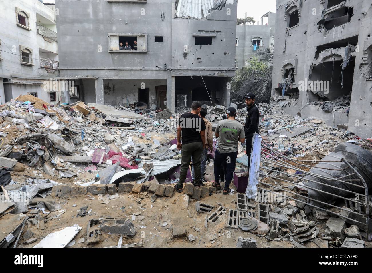 12 November 2023, Palestinian Territories, Rafah: Palestinians inspect ...