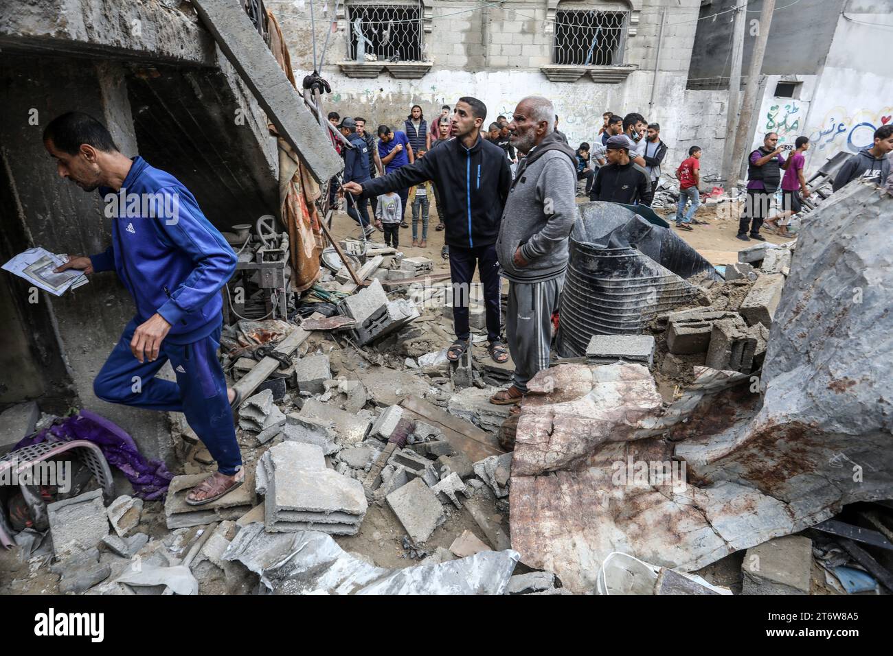12 November 2023, Palestinian Territories, Rafah: Palestinians inspect ...