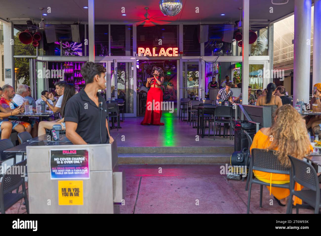 View of performer entertaining restaurant patrons at Ocean Drive in ...