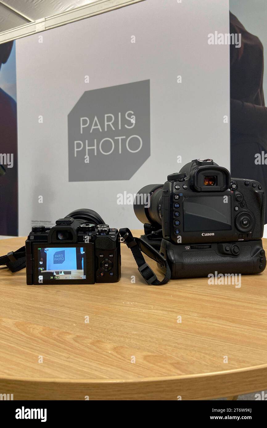 Kameras beim Pressebesuch der Fotokunstmesse PARIS PHOTO im Grand ...