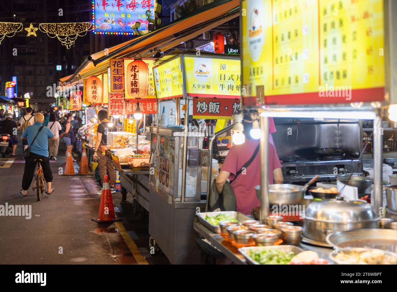 Food stalls at Guangzhou Street night market, Ximen, Taipei, Taiwan ...