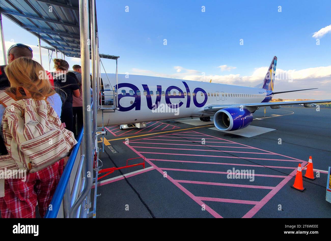 Passengers waiting in line to board a plane hi-res stock photography ...