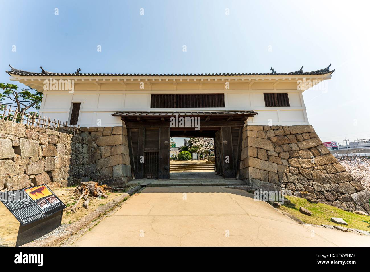 Fukuyama castle in the springtime. The Sujigane gomen gate, a yaguramon ...