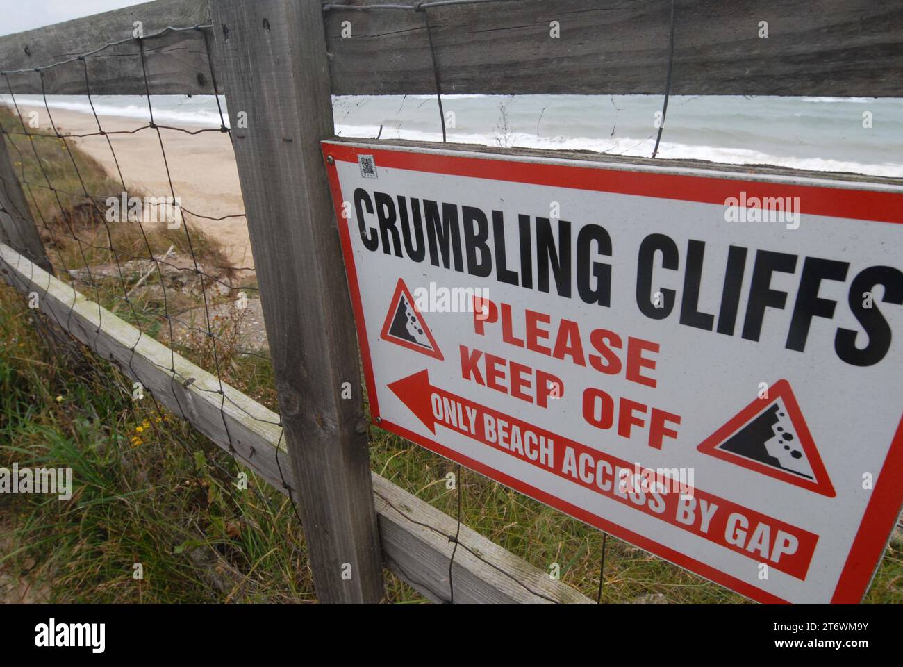 Danger warning sign coastal erosion hi-res stock photography and images ...