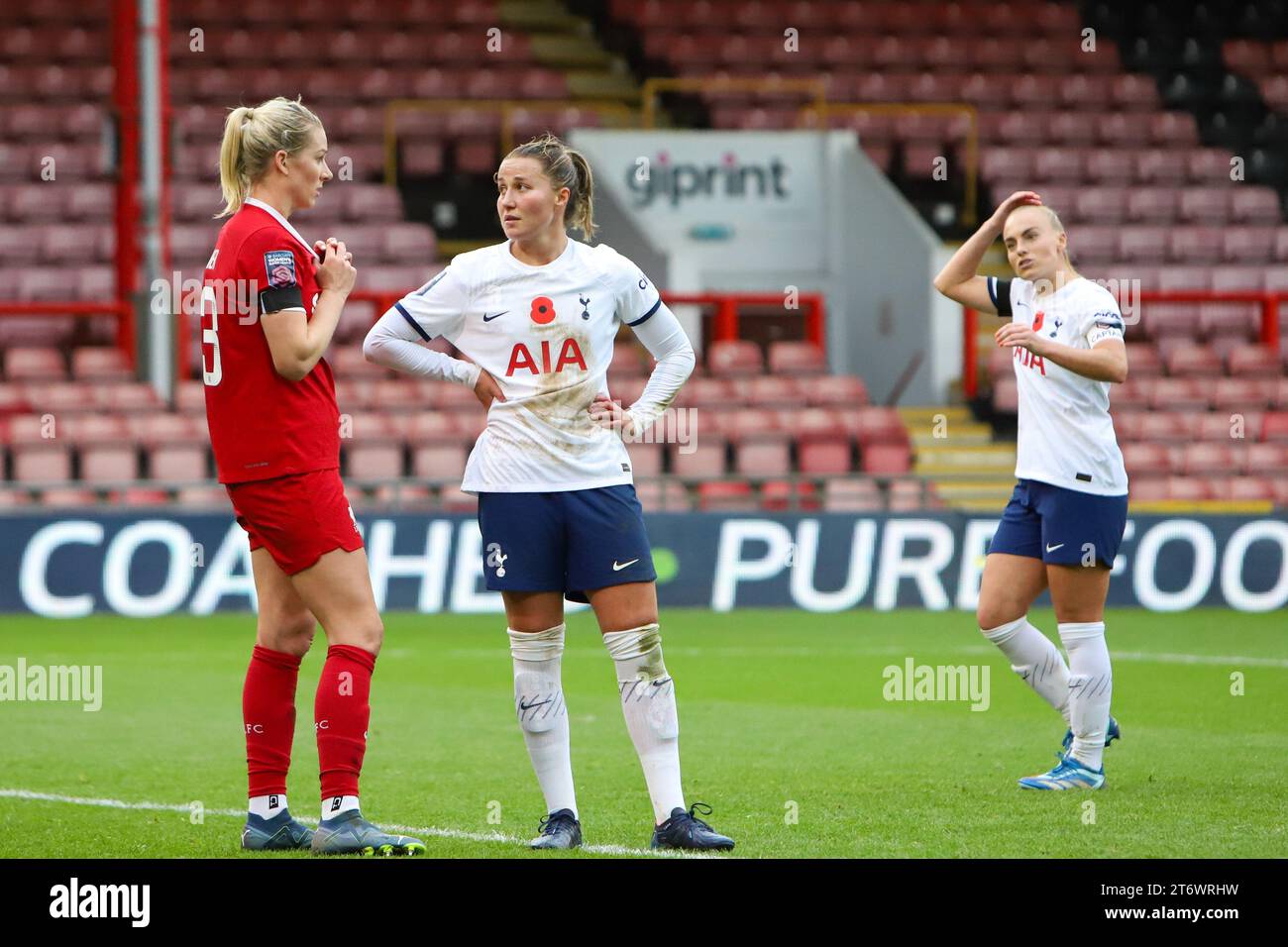 London, England, November 12th 2023: Gemma Bonner (23 Liverpool) and ...