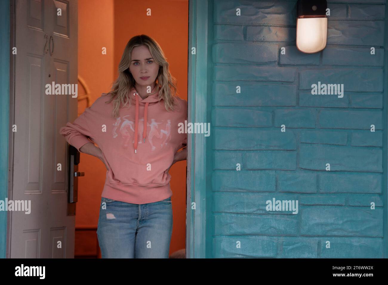 EMILY BLUNT in PAIN HUSTLERS, directed by DAVID YATES. Credit: Grey ...