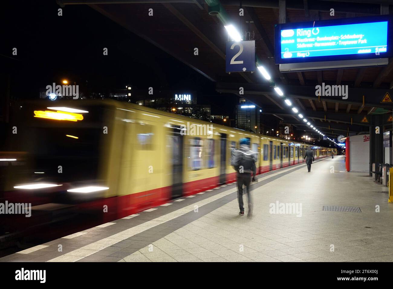 07.11.2023, Berlin, GER - S-Bahn der Linie 42 faehrt bei Nacht am Bahnhof Messe Nord/ICC ein ...