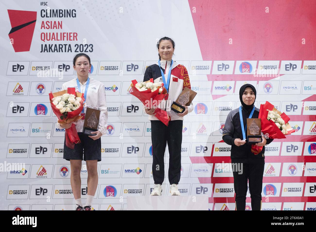 Jakarta, Indonesia. 12th Nov, 2023. First placed Deng Lijuan (C) of China, second placed Jeong ...