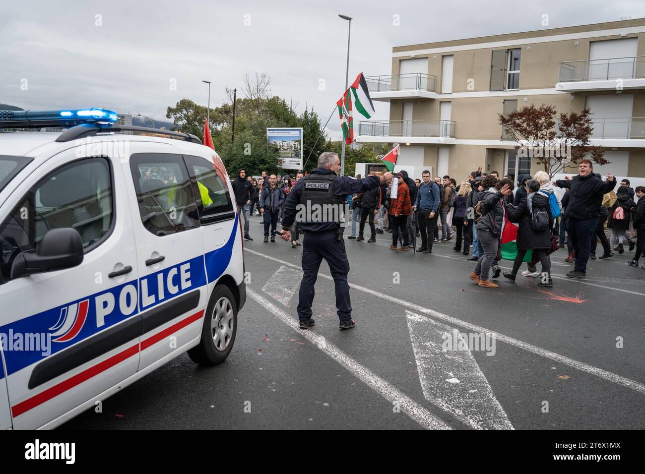 Police shouting hi-res stock photography and images - Alamy