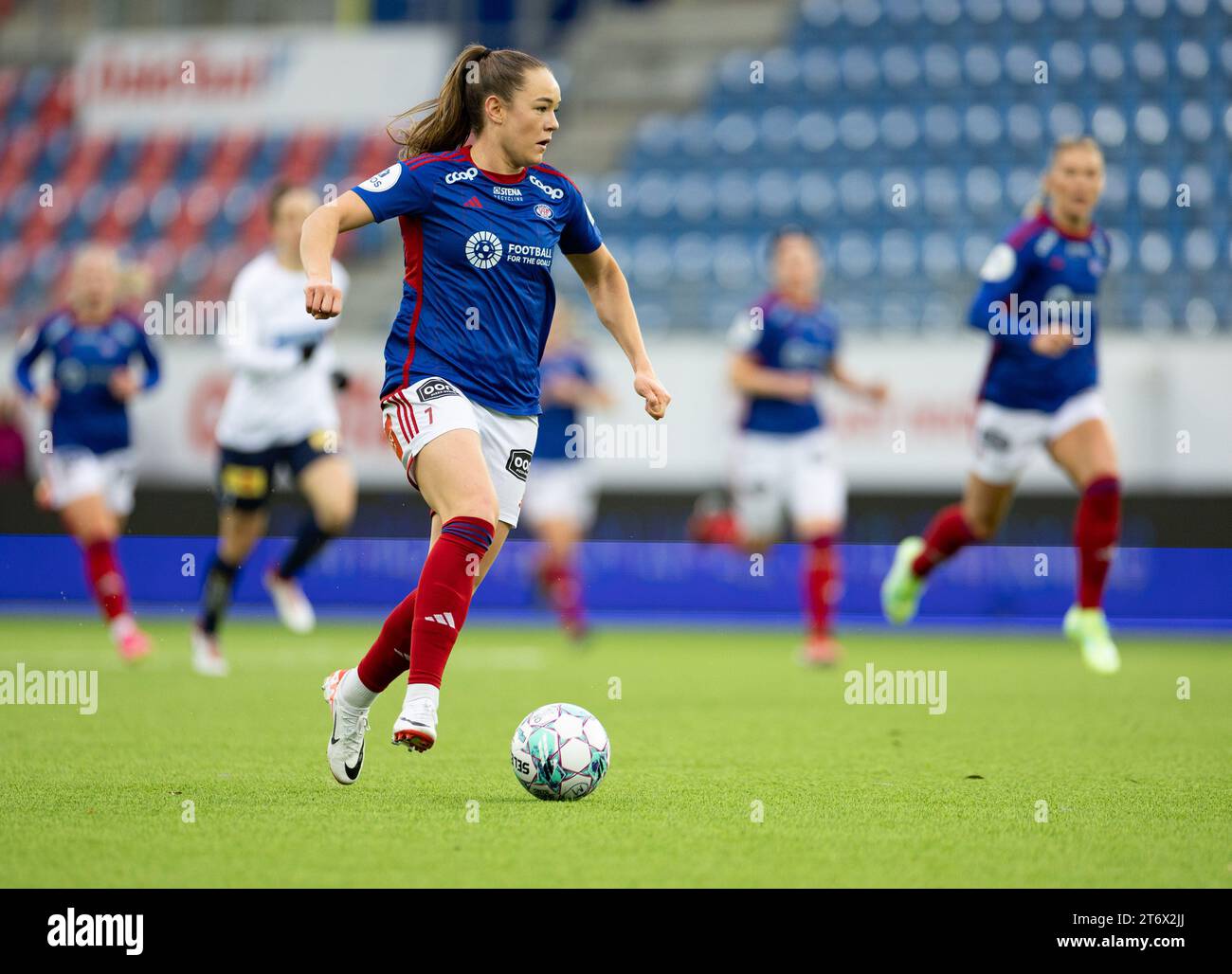 Oslo, Norway, November 11th 2023: Janni Thomsen (7 Valerenga) controls ...