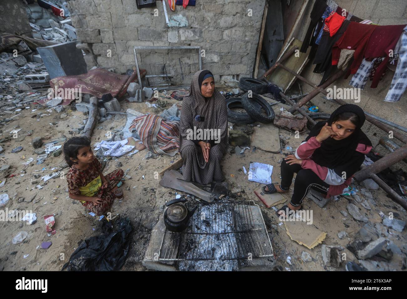 12 November 2023, Palestinian Territories, Rafah: A Palestinian woman ...