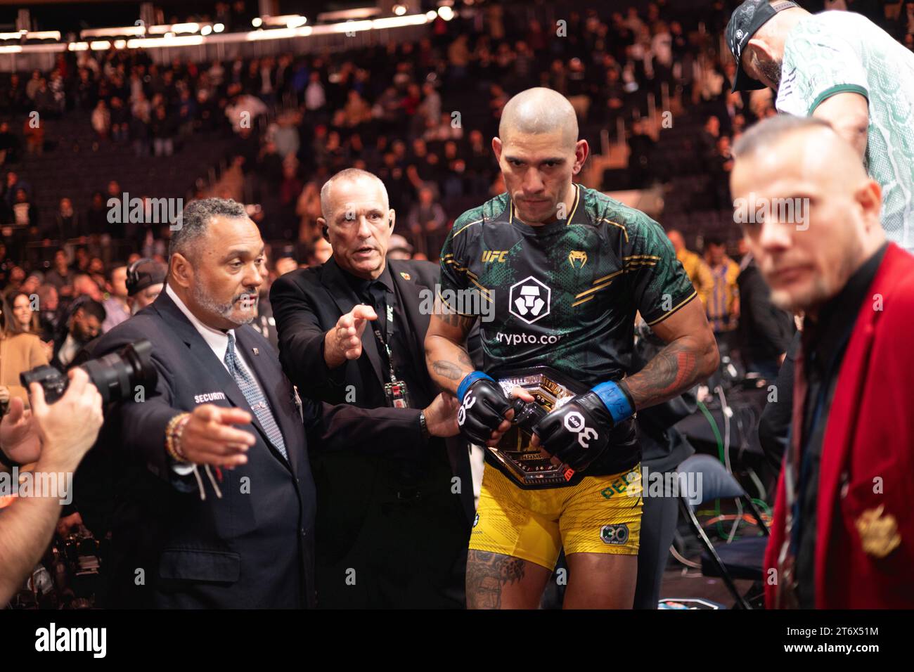 Jiri Prochazka of the Czech Republic (red) and Alex Pereira of Brazil ...