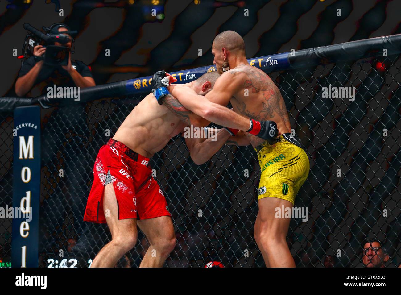 Jiri Prochazka of the Czech Republic (red) and Alex Pereira of Brazil ...
