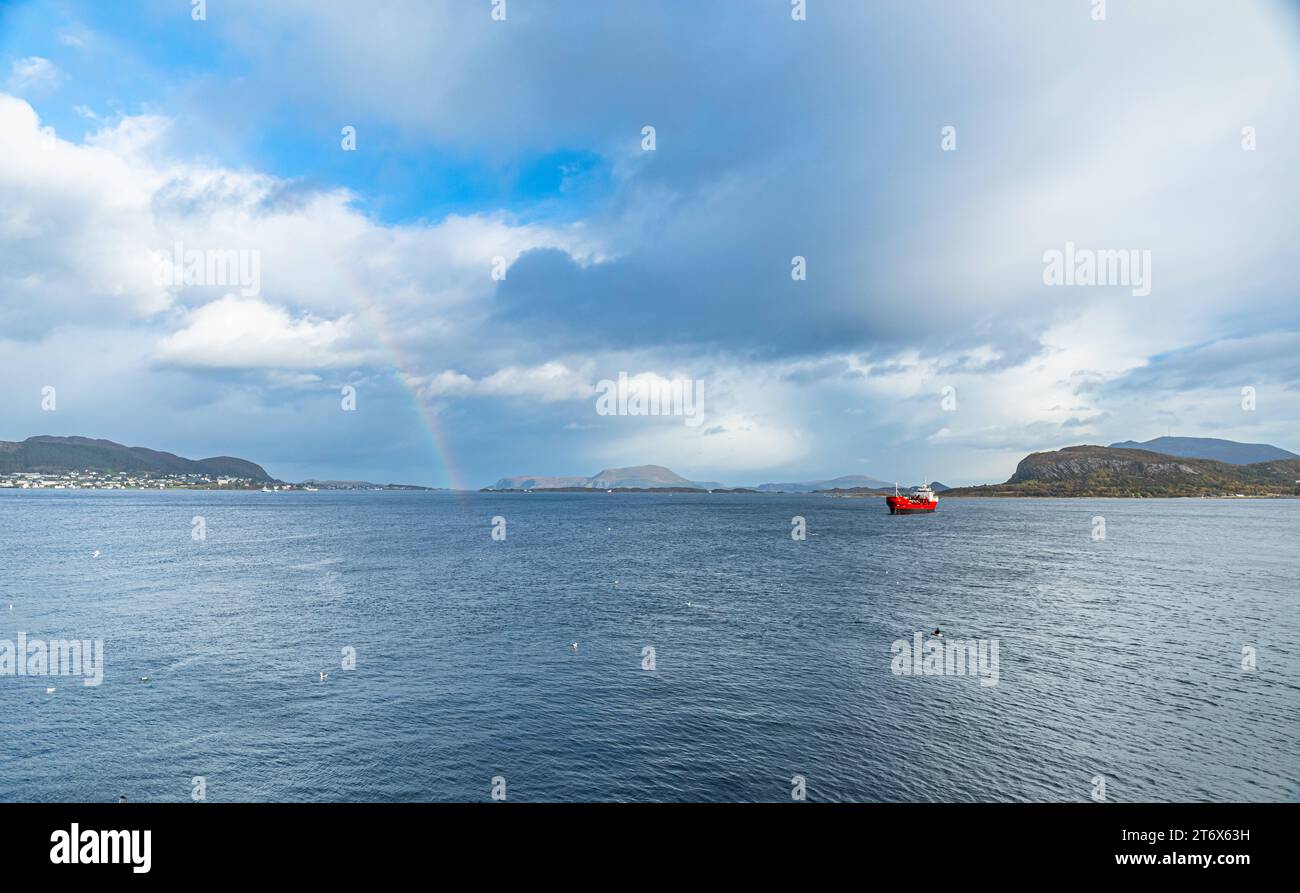 Norwegische Inseln Zwischen den norwegischen Inseln hat sich links vom ...