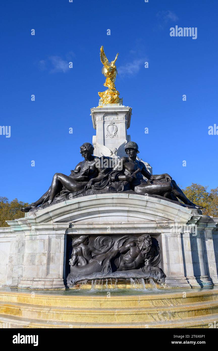 London, UK. Victoria Memorial (Thomas Brock: 1911) in front of ...