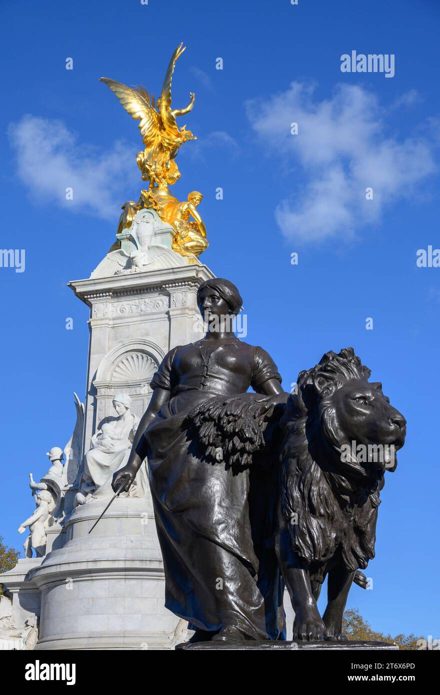 London, UK. Victoria Memorial (Thomas Brock: 1911) in front of ...