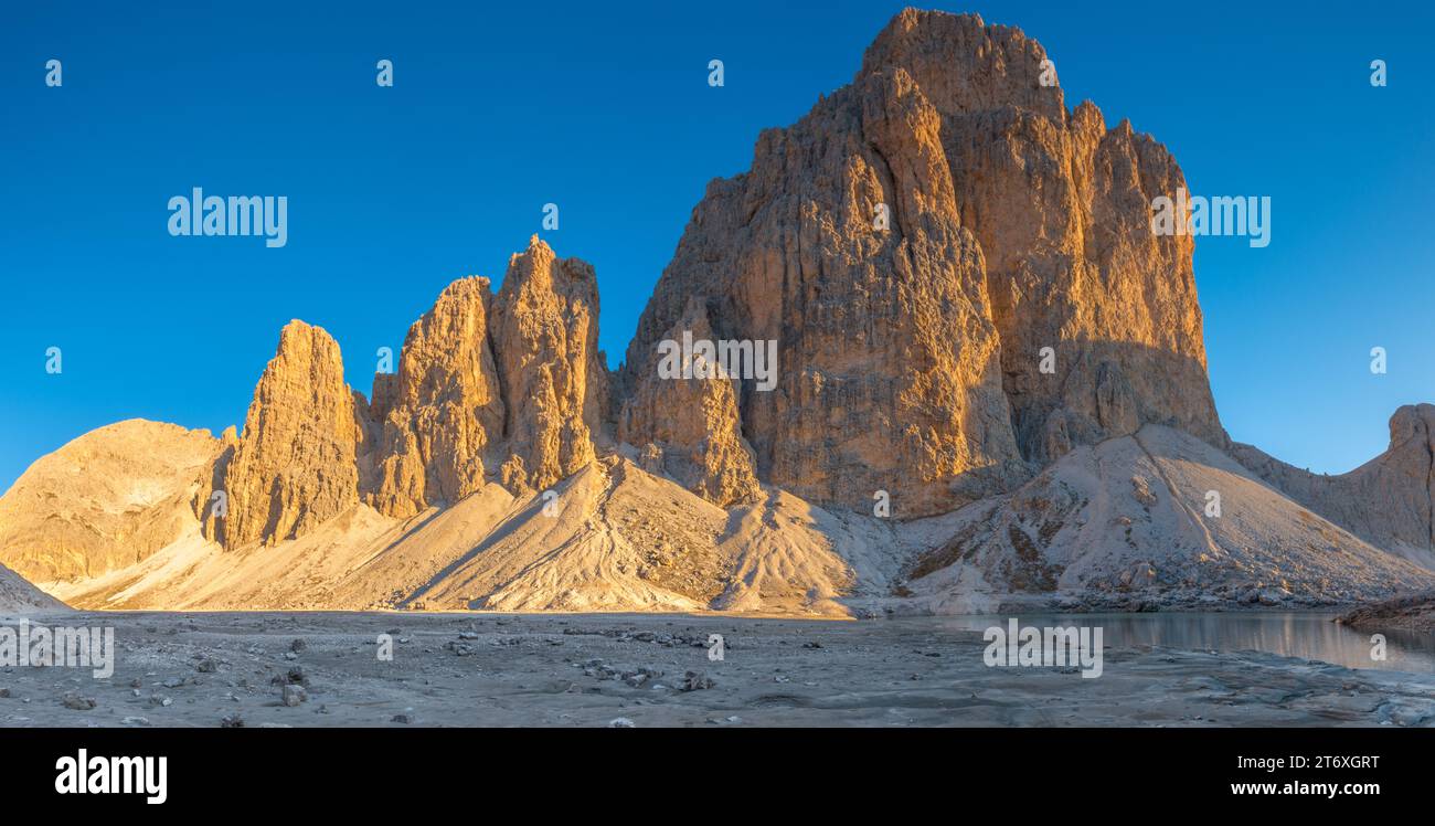 Sunrise at Antermoia lake and mountain. Alpine sunrise with shallow ...