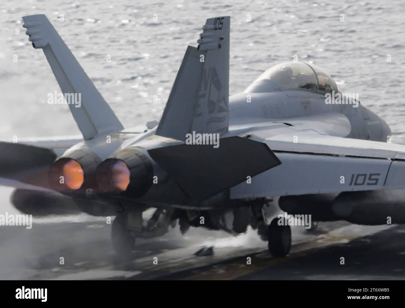 Ein Kampfflugzeug der U.S. Navy USN vom Typ Boeing F/A-18E Super Hornet ...