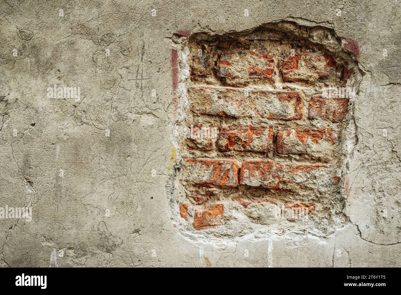 Crumbling plaster hi-res stock photography and images - Alamy