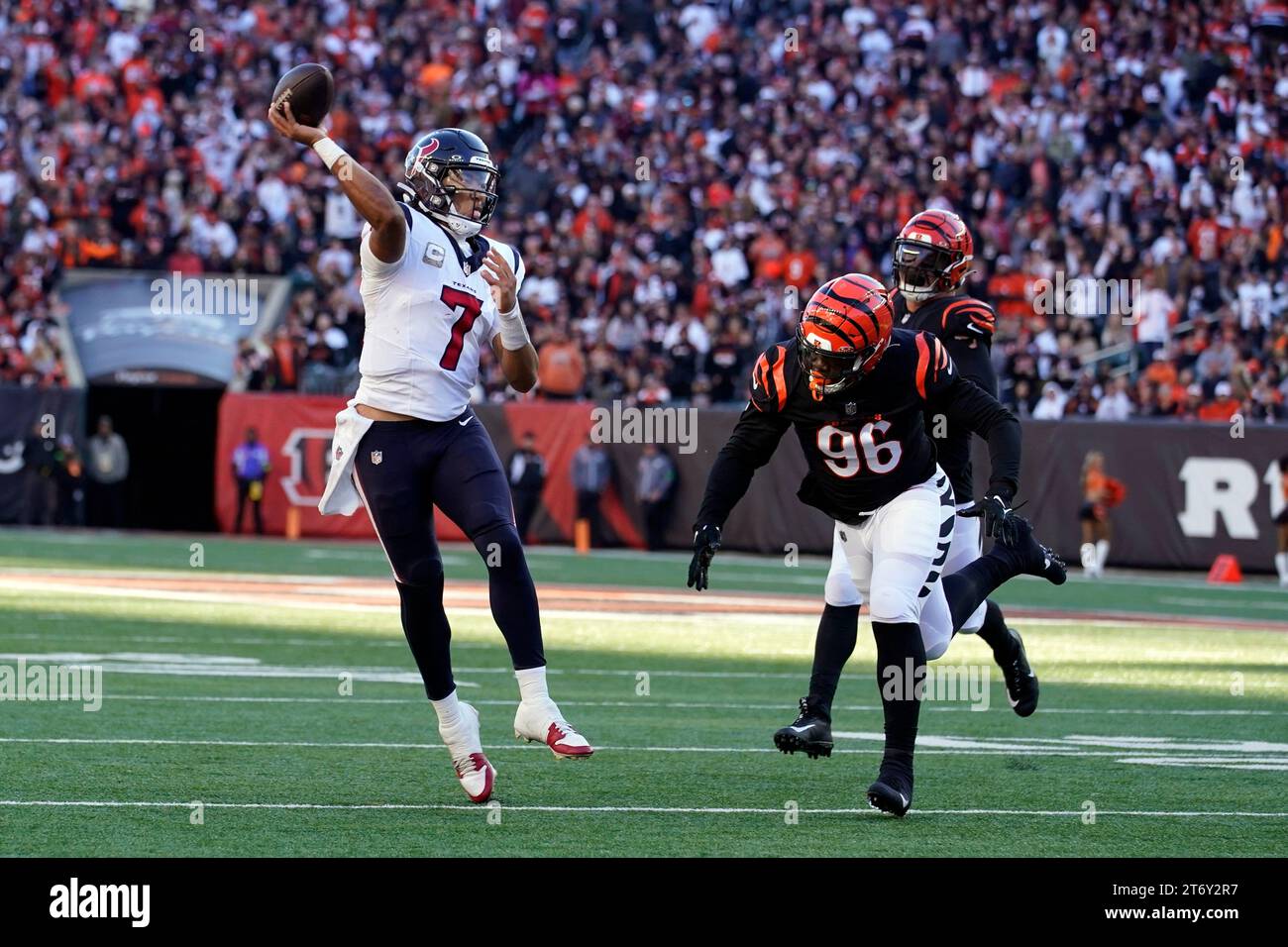 Houston Texans quarterback C.J. Stroud (7) throws a pass as Cincinnati ...