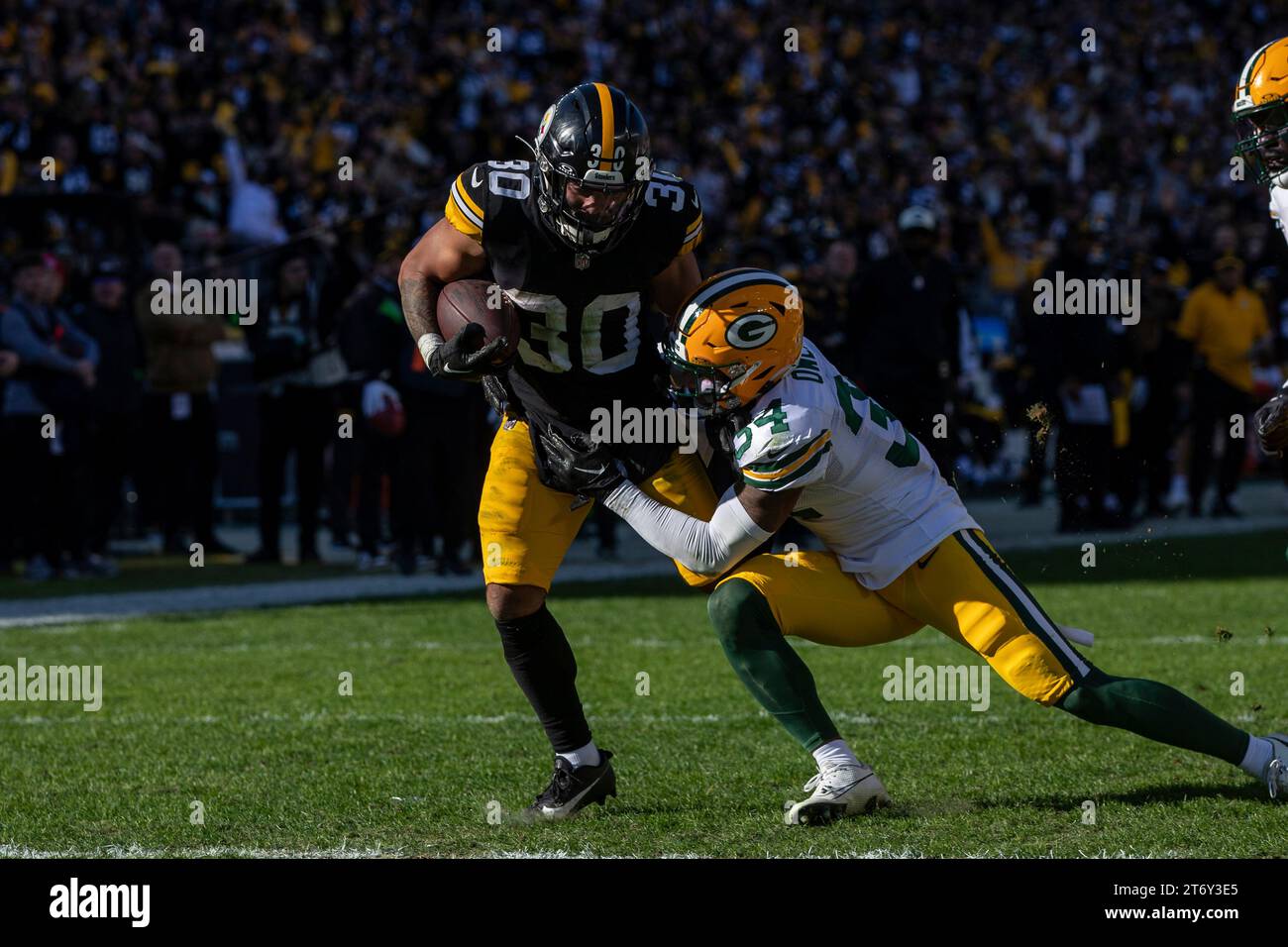 Pittsburgh Steelers running back Jaylen Warren (30) runs for a ...