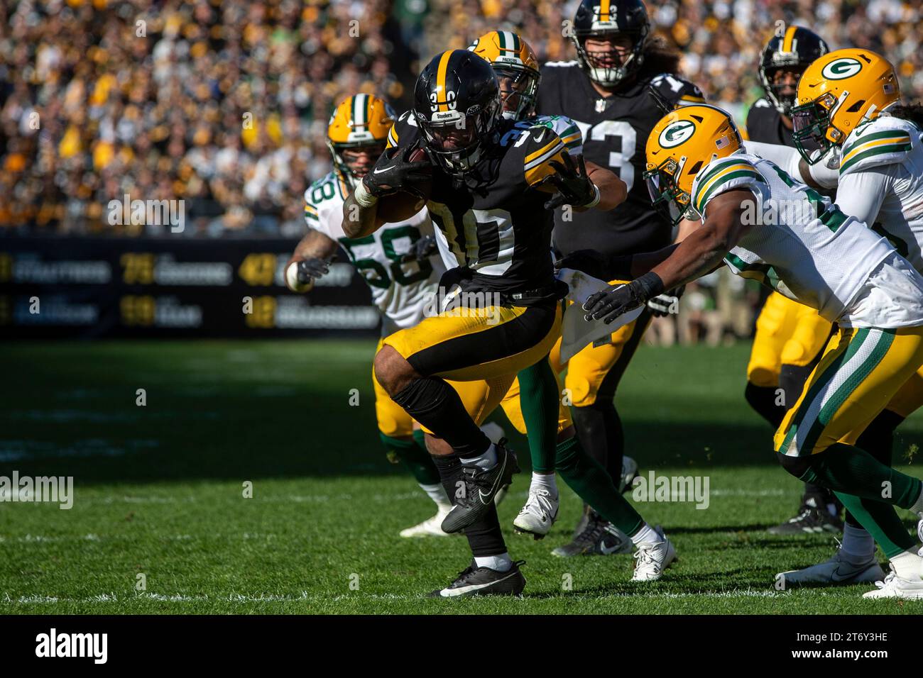 Pittsburgh Steelers running back Jaylen Warren (30) runs for a ...