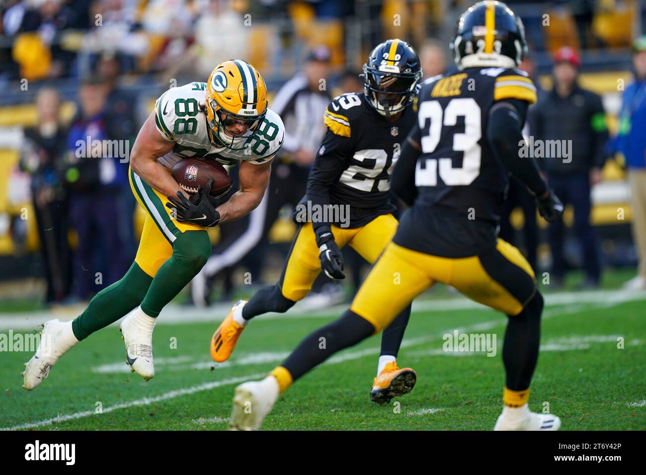 Green Bay Packers' Luke Musgrave catches a pass for a first down during ...