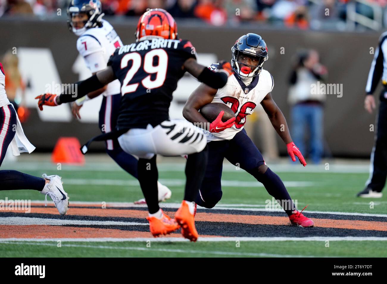 Houston Texans running back Devin Singletary (26) rushes as Cincinnati ...