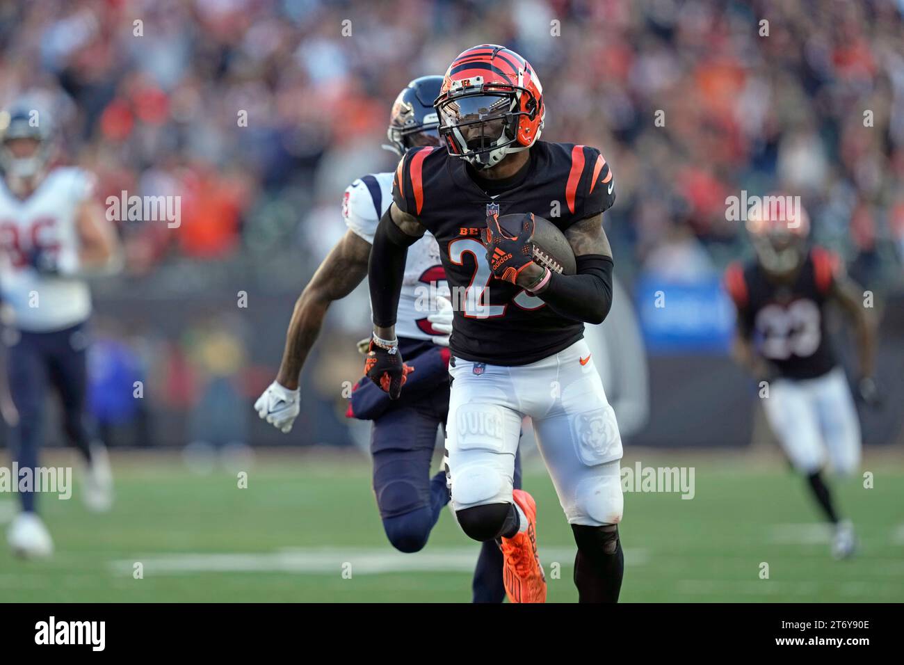 Cincinnati Bengals cornerback Cam Taylor-Britt (29) returns an ...
