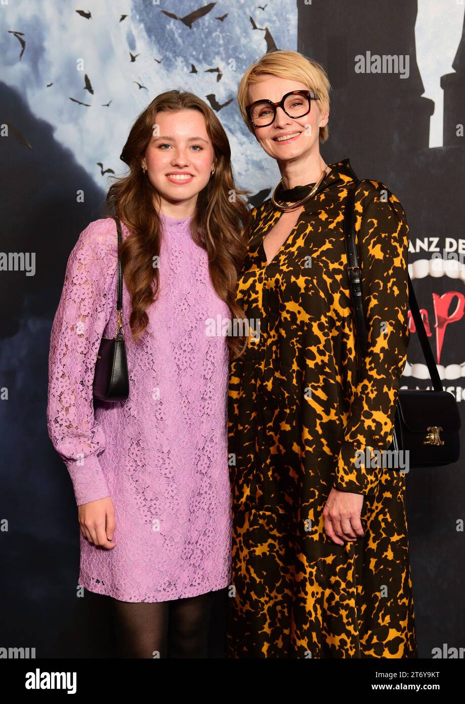 12 November 2023, Hamburg: Susann Atwell, presenter, and her daughter ...