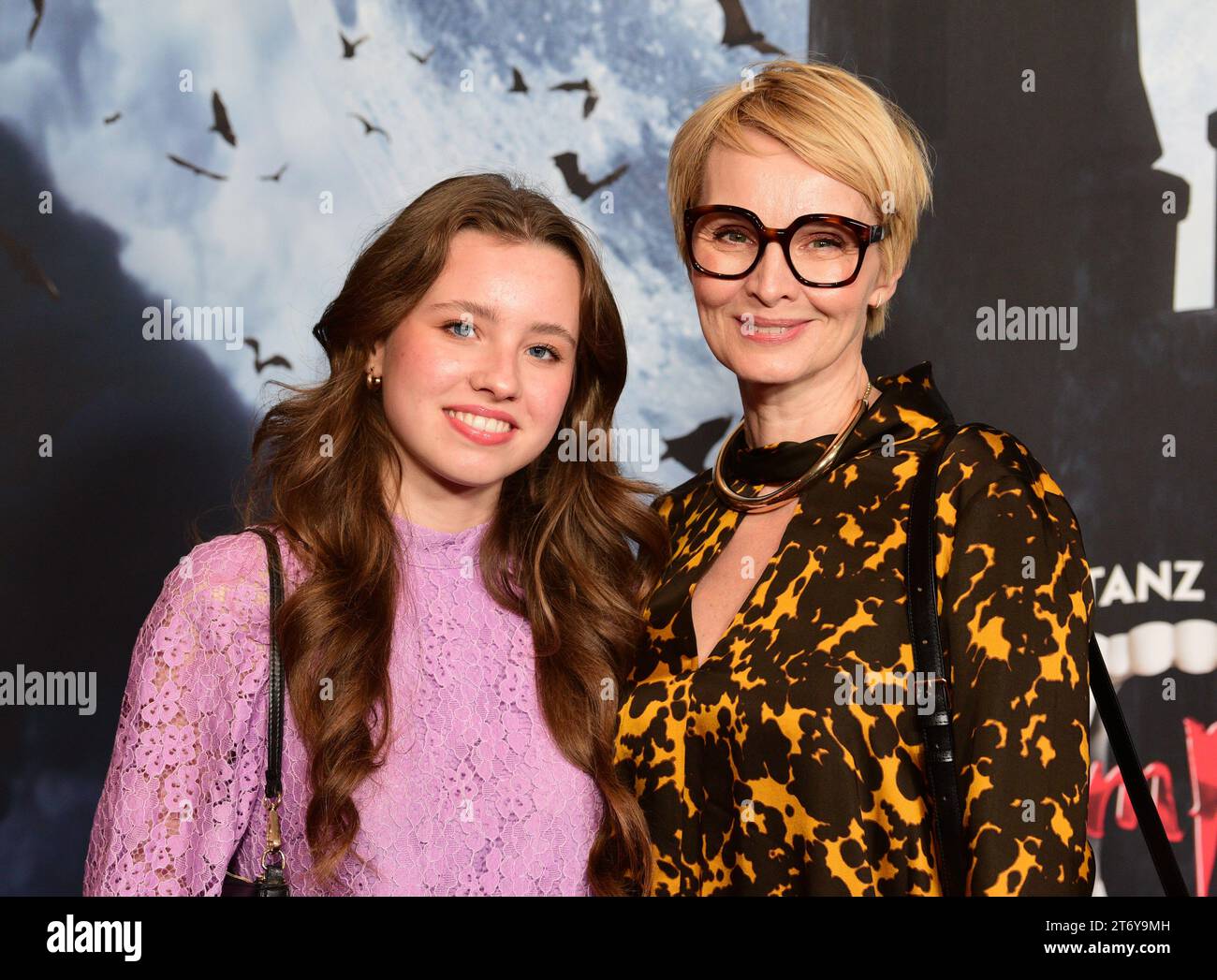 12 November 2023, Hamburg: Susann Atwell, presenter, and her daughter ...