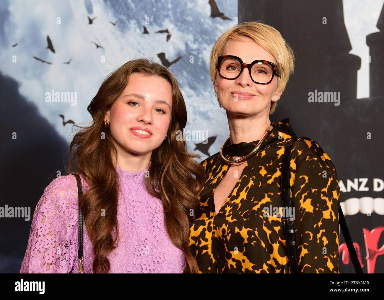 12 November 2023, Hamburg: Susann Atwell, presenter, and her daughter ...